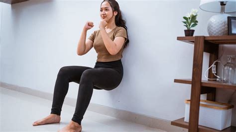 【運動は苦手だけれど何かしたい人に最適！】全身に効く！初心者でもやりやすい壁を使ったスクワット ヨガジャーナルオンライン