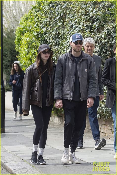 Photo Phoebe Dynevor Holding Hands With Cameron Fuller 01 Photo