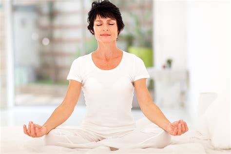 Benefícios da meditação na menopausa a prática que influencia no corpo