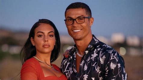 كريستيانو رونالدو وحبيبته جورجينا ينتظران توأمًا وهكذا احتفلا