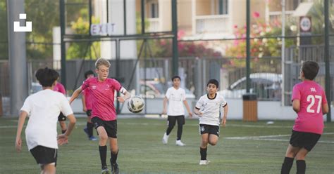 낮 동안 녹색 필드에서 축구를 하는 사람들의 그룹 사진 Unsplash의 무료 얼라이언스 풋볼 클럽 두바이 풋볼 아카데미