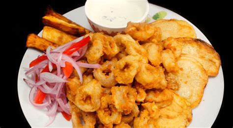 Aprende a preparar un delicioso chicharrón de pota con esta económica