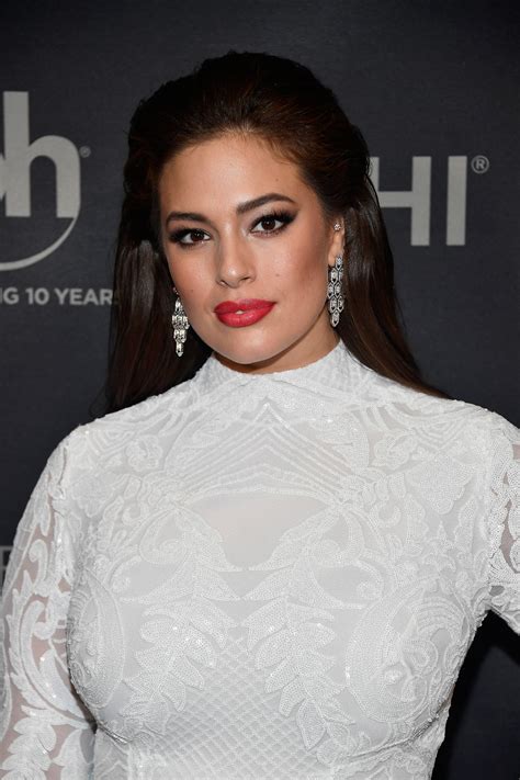 Plus Size Model Ashley Grahams Sexy Mirror Snap Leaves Fans Stunned