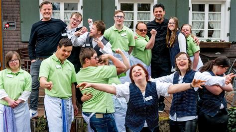 TV Doku Tim Mälzer begleitet Küchen Crew aus Menschen mit Down Syndrom