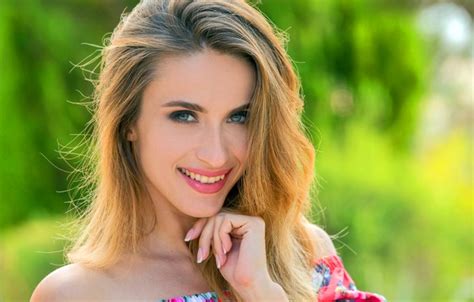 Download Wallpaper Girl Look Smile Model Lips Face Eyes Brunette