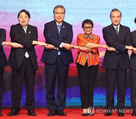 아세안3 외교장관회의 기념촬영하는 한·중·일 연합뉴스