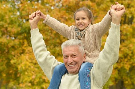 Grootvader Met Kleindochter Die Pret In Park Hebben Stock Foto Image