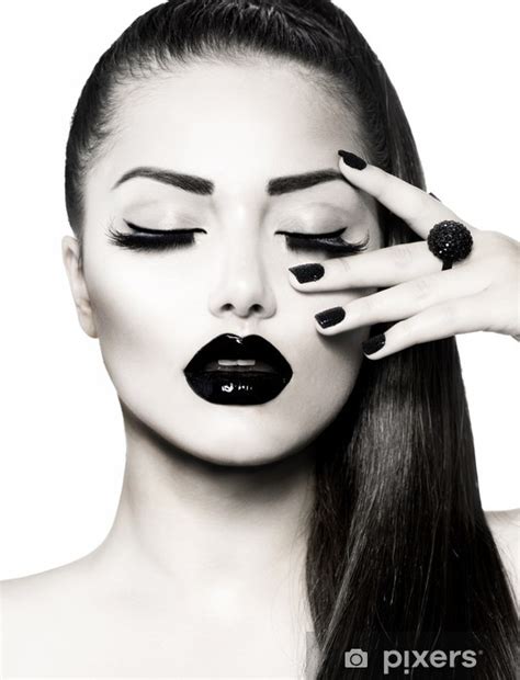 Adesivo Bianco E Nero Brunette Girl Portrait Trendy Caviar Manicure