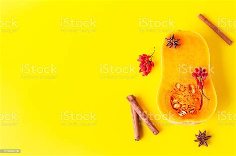 계피와 노란 배경에 아니스를 곁들인 생 유기농 버터넛 스쿼시의 반쪽 맨 위 보기입니다 가을 음식 요리 개념 공간을 복사합니다 가을에 대한 스톡 사진 및 기타 이미지 Istock