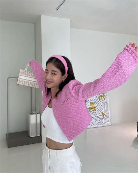 봄에는 화사한 핑크 핑크룩으로 코디한 스타들 이포커스