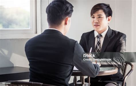 면접을 위해 이야기하고 회의실에서 합의를 하는 비즈니스 를 가진 남자 취업 면접에 대한 스톡 사진 및 기타 이미지 취업 면접