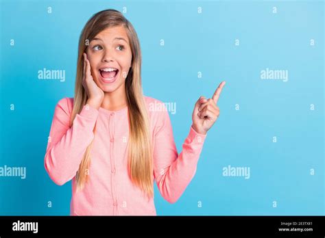Photo Portrait Of Screaming Girl Pointing Finger At Blank Space
