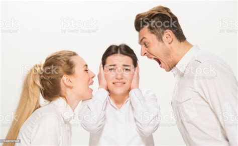 흰색 배경에 흰색 셔츠를 입은 젊은 사업가 팀이 고립되었습니다 두 명의 소녀와 남자로 구성된 팀은 행복하고 이기고 계획하고 논쟁하고 토론하고 화나게하고 무언가를 이깁니다 흰