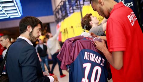 Foto Jersey Neymar Jadi Buruan Suporter Psg Dunia