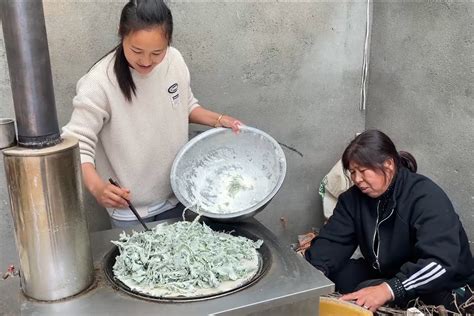 菜园里的茼蒿再不吃就老了媳妇摘点回家做蒸菜好久没吃还挺香 凤凰网视频 凤凰网