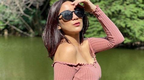 Inilah Pose Tante Ernie Pakai Dress Yang Sukses Bikin Followers