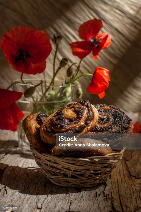 오래된 나무 배경에 양귀비와 빨간 양귀비가있는 머핀과 함께 하는 정물화 수직 방향 0명에 대한 스톡 사진 및 기타 이미지 0
