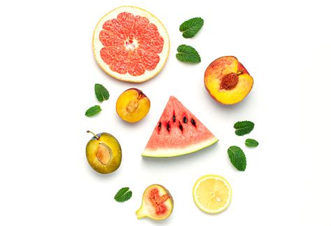 열대 여름 과일 개념 신선한 잘 익은 수박 복숭아 매화 무화과 레몬 자몽 민트 잎으로 만든 창조적 인 레이아웃은 흰색 배경에