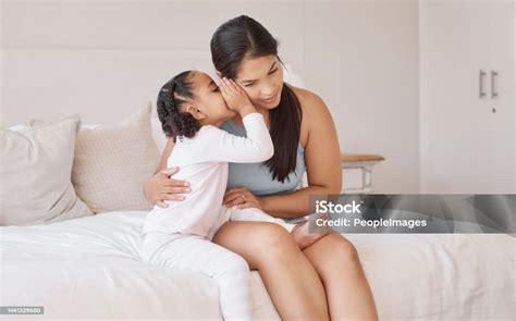 아이들은 신뢰 사랑 및 기밀 대화를 위해 집 침실에서 엄마 귀에 비밀을 속삭입니다 어린 소녀 아이가 개인 정보 보호 이야기 가십