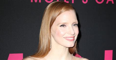 제시카 차스테인 드레스 자태 그림판 낙서 같은 디자인[파파라치컷]