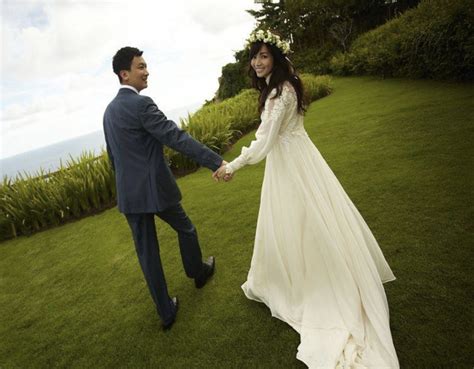 侯佩岑罕见秀恩爱，与丈夫庆祝结婚11周年，互相搂腰依偎甜蜜如初腾讯新闻