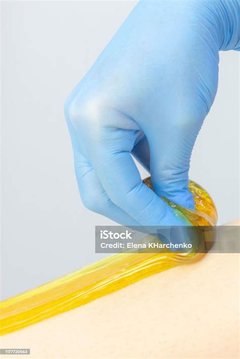 제모를 위해 피부에 슈가링 페이스트를 적용하는 설탕 제모 미용 시술 Waxing에 대한 스톡 사진 및 기타 이미지