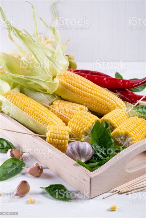핫 칠리 페 퍼 마늘과 허브 속에 원시 유기 노란 옥수수 멕시코 옥수수 0명에 대한 스톡 사진 및 기타 이미지 0명 건강한