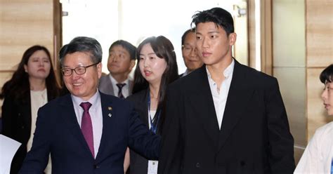 교육부 홍보대사 위촉식 참석하는 황희찬 선수