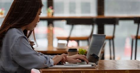 여자는 선생님과 함께 온라인으로 공부하고 행복한 젊은 여자는 강의를 배우고 웨비나 시청 노트 쓰기 노트북을 보고 카페에 앉아 원격 교육을 받습니다 사진