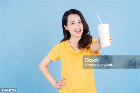 버블 티 한 잔을 들고 있는 젊은 아시아 여성의 이미지 마시기에 대한 스톡 사진 및 기타 이미지 마시기 아이스 티 한