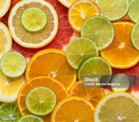 감귤류 과일 배경 얇게 썬 감귤류 과일이 닫힙스입니다 오렌지 라임 레몬 자몽 텍스처 상단 보기 플랫 레이 0명에 대한 스톡 사진 및 기타 이미지 Istock
