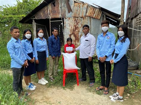 អំណោយប្រចាំខែ របស់លោកឧត្ដមសេនីយ៍ឯក រ័ត្ន ស្រ៊ាងបានប្រគល់ដល់ដៃពលរដ្ឋទីទាល់ក្រ១៧គ្រួសារ