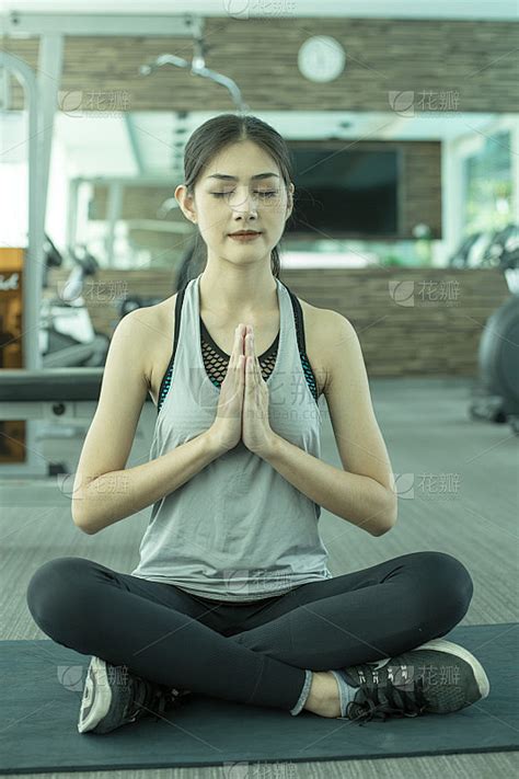 肖像迷人的亚洲女孩在健身房做瑜伽运动