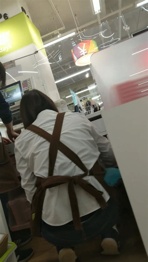 100円ショップSeriaの女店員がしゃがんだ瞬間を狙った腰パンチラ盗撮 おなネタエログ速報