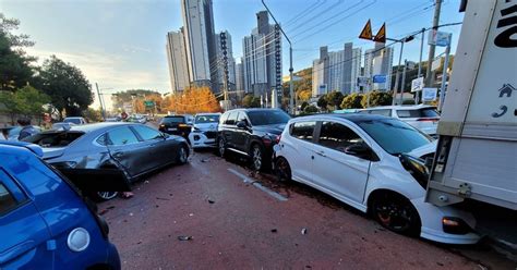 보도블록 가득 실은 15톤 화물차 내리막길서 앞차 14대 쾅쾅