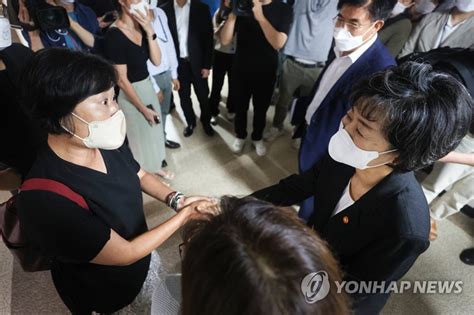 학부모와 대화 시도하는 박순애 장관 연합뉴스