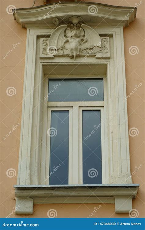 Art Nouveau Decoratie Van De Voorgevel Van Het Huis Met Knuppels Stock Foto Image Of Stijl