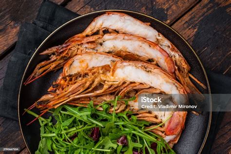 그릴에 구운 붉은 새우 새우 Langostino Austral을 곁들인 해산물 저녁 식사와 샐러드 나무 배경입니다 상의 View 갑각류에 대한 스톡 사진 및 기타 이미지