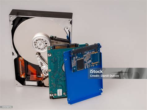 다양한 세대의 컴퓨터 드라이브 하드 디스크 드라이브 및 Ssd 드라이브 데이터 전송 읽기 및 쓰기 0명에 대한 스톡 사진 및 기타 이미지 Istock