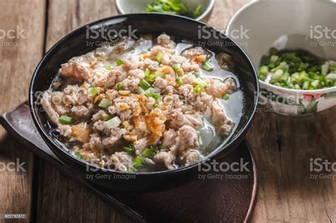 돼지고기와 허브 아시아 아침 식사와 함께 화이트 쌀 국수 명확한 수프는 나무 테이블에 아름 답게 맛 있어 건강한 생활방식에 대한