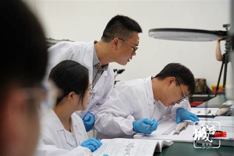 【城市相册】江上 追鱼”人 呵护母亲河生态环境 城市相册