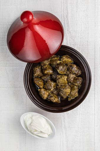 수제 작은 파이를 곁들인 Chutney와 함께 사모사스 플래터에 채우기 인도네시아에서 인기있는 패스트리 0명에 대한 스톡 사진