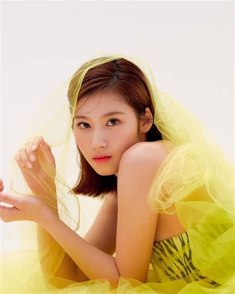 10 Potret Sana Twice Dengan Tatapan Tajam Bikin Terpukau