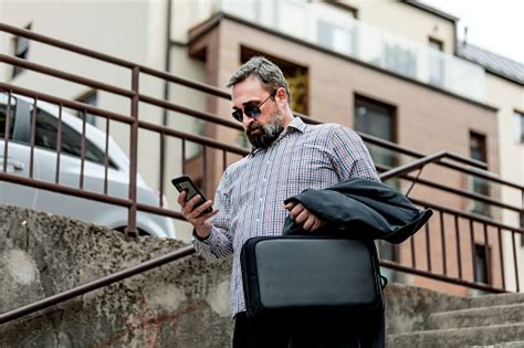 매력적인 성숙한 사업가 착용 정장 산책 야외에서 휴대 전화를 사용 하 여 40 49세에 대한 스톡 사진 및 기타 이미지 40