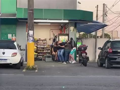 VÍDEOS Assaltantes fazem reféns como escudo humano em confronto