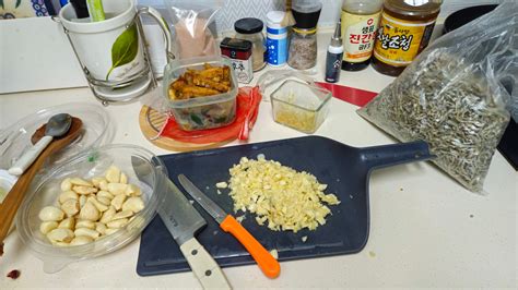 지선 우리집 부엌은 늘 바쁘다 애들도 없이 혼자 먹는데 왜 그러니 간단히 사먹든가 여러 가지 하나 생각하는 분들도 많다 혼자서는 사 먹는 게 더 싸게 친다는