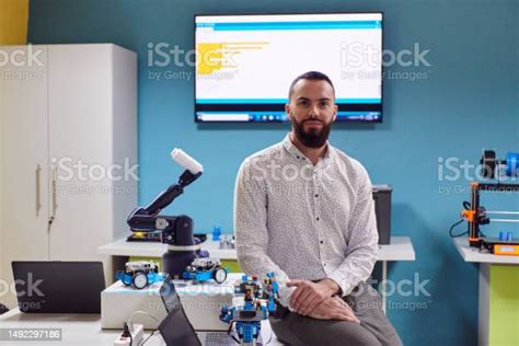 연구에 몰두하고 첨단 기술과 장비로 둘러싸인 현대 로봇 실험실의 수염 난 남자 건설 현장에 대한 스톡 사진 및 기타 이미지
