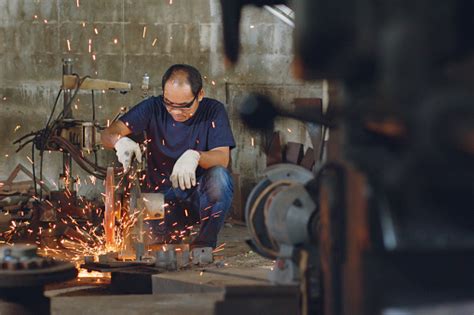 기술자 노동자는 작업장 공장에 있는 금속 절단기 그리고 불꽃을 이용합니다 강철에 대한 스톡 사진 및 기타 이미지 강철 건설 기계류 건설 산업 Istock