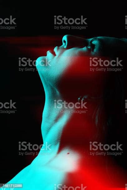 아름다운 여자 얼굴 실루엣 초상화는 Rgb 색상 분할 효과 스타일과 어두운 배경의 빛으로 조명됩니다 3차원 형태에 대한 스톡