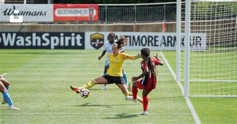 골대 근처에서 공을 차는 축구 선수 사진 Unsplash의 무료 메릴랜드 사커플렉스 이미지